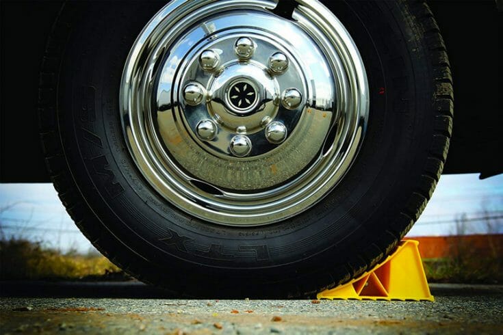 Best Wheel Chocks And X-Chock Stabilizers (2025) For RV And Campers
